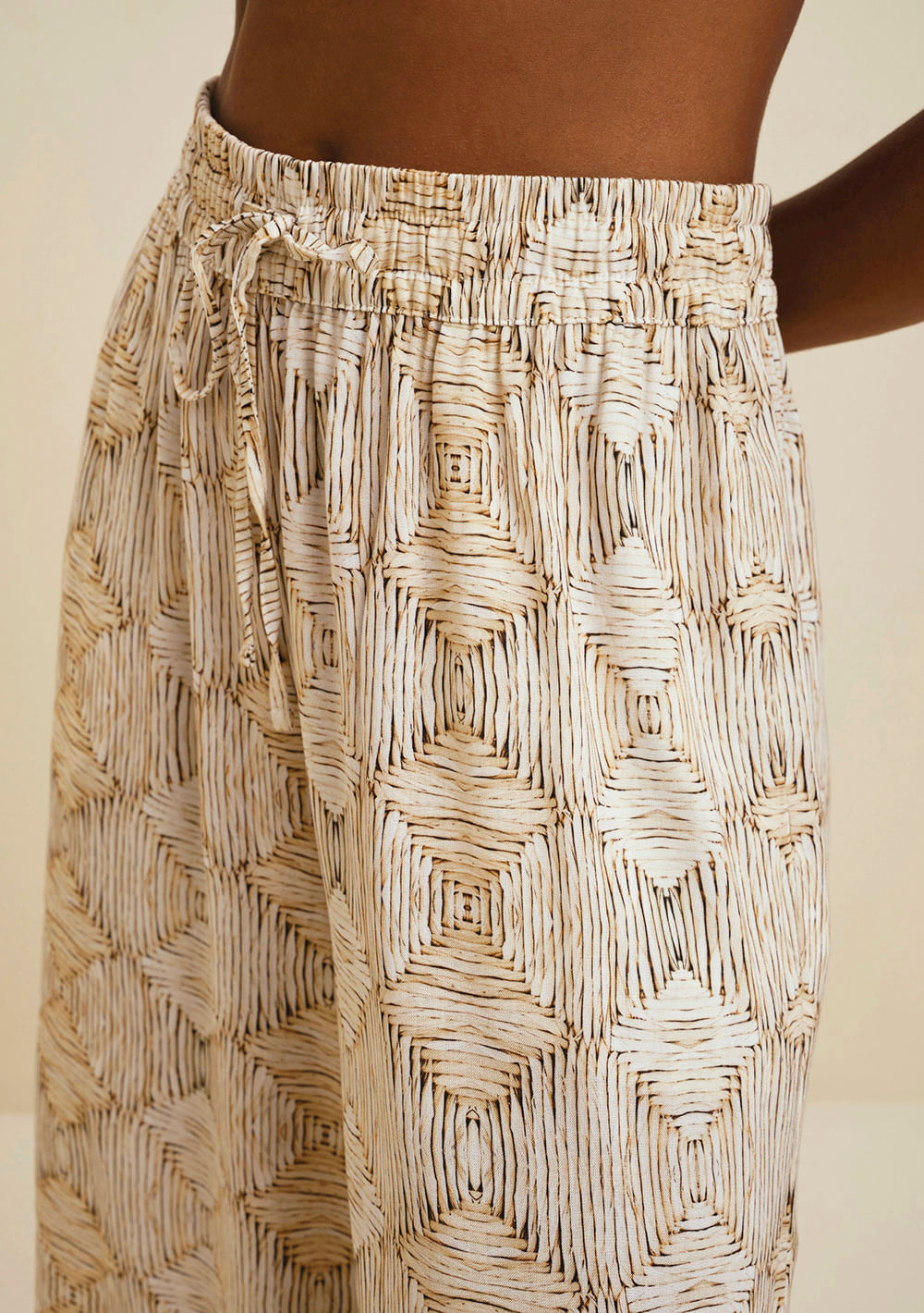 Calça Morena Rosa Pantalona Cós Elástico Barra Larga Off White