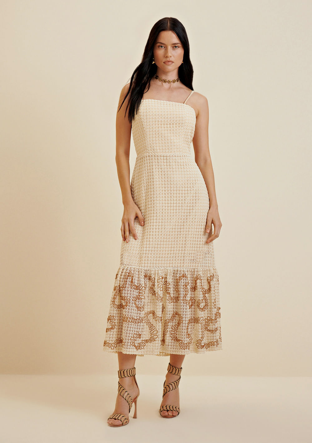 Vestido Morena Rosa Midi Decote Reto Bordado Bege