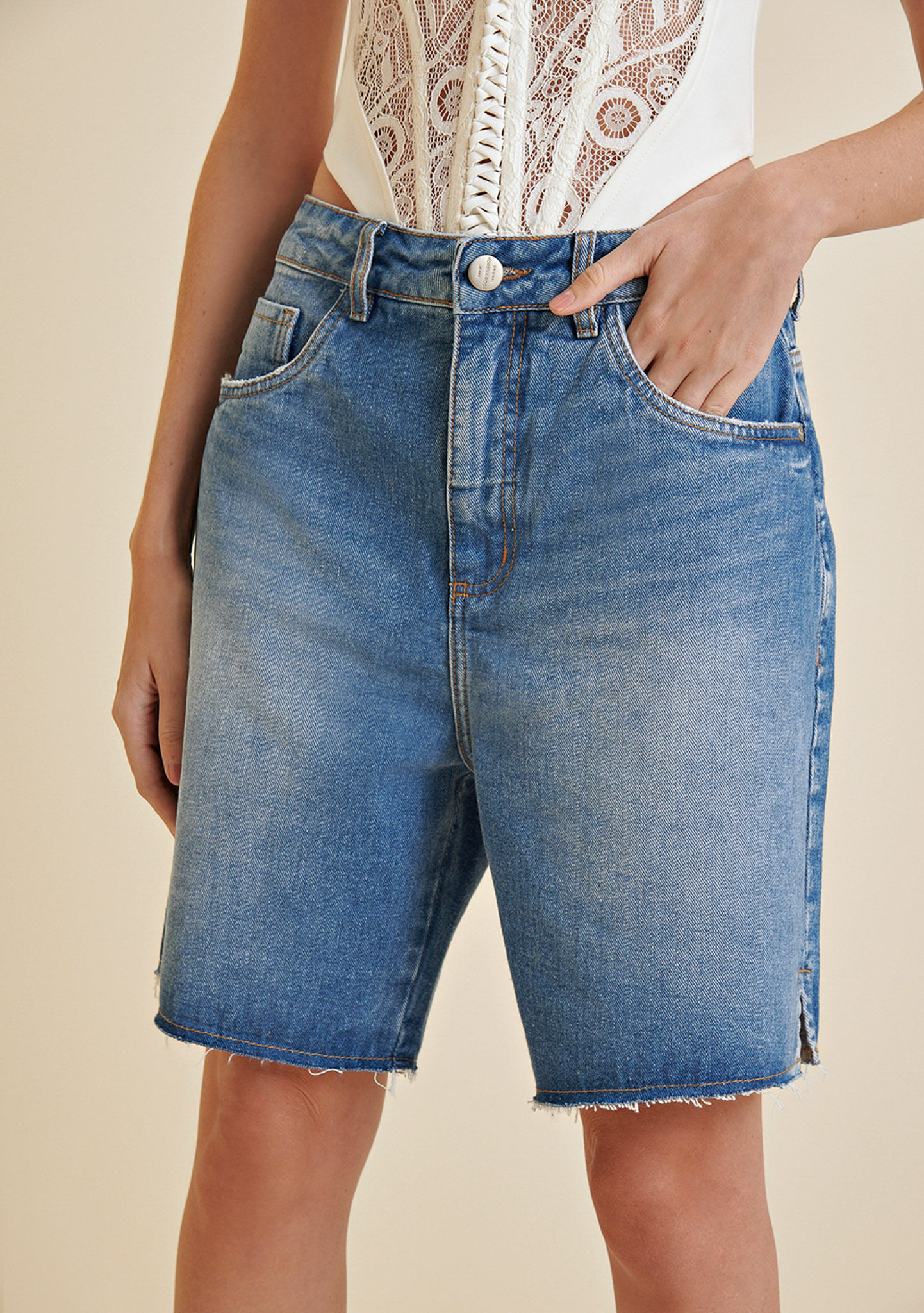 Bermuda Morena Rosa Reta Barra Refilada Jeans