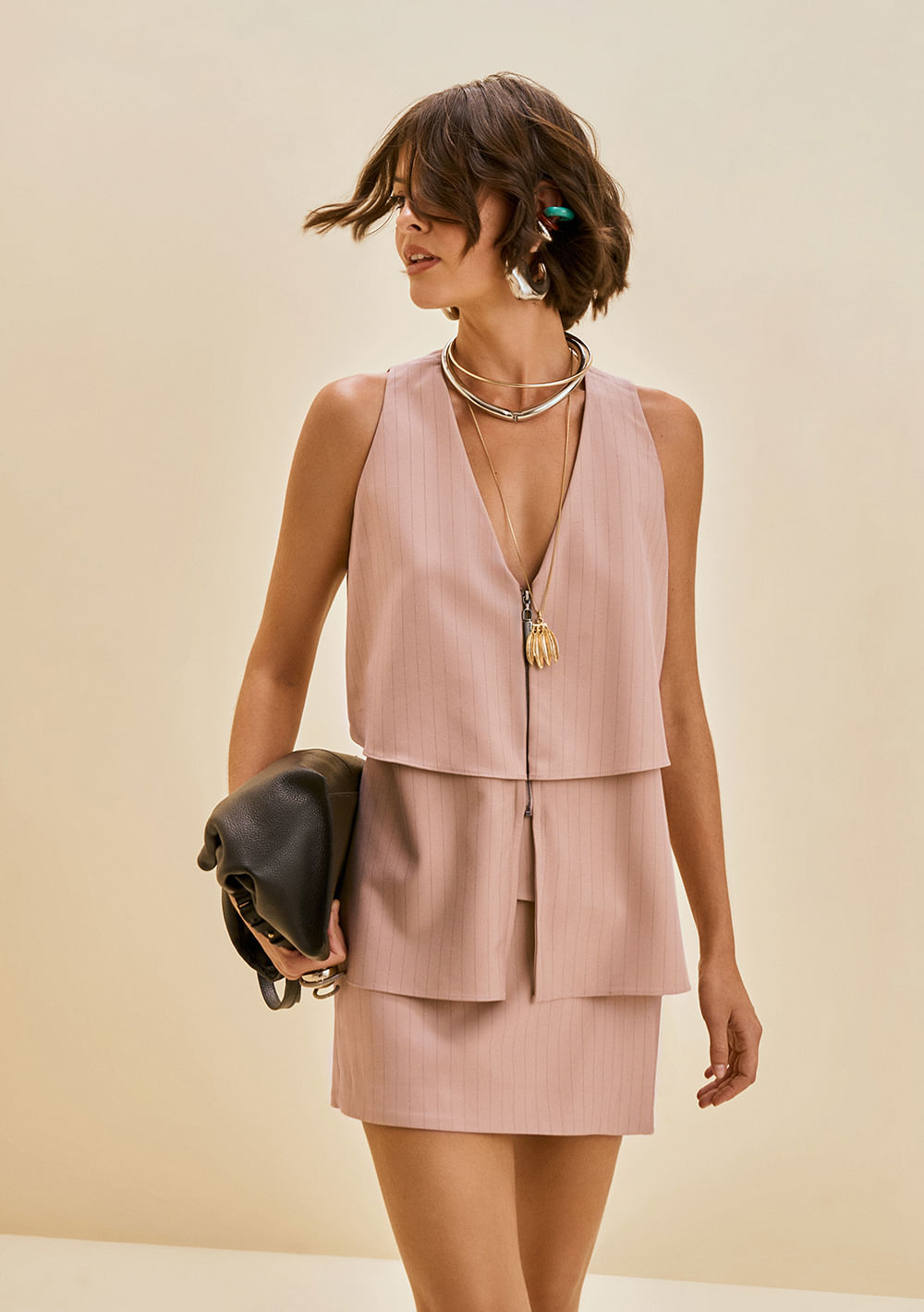 Regata Morena Rosa Solta Decote V Alongada Bege